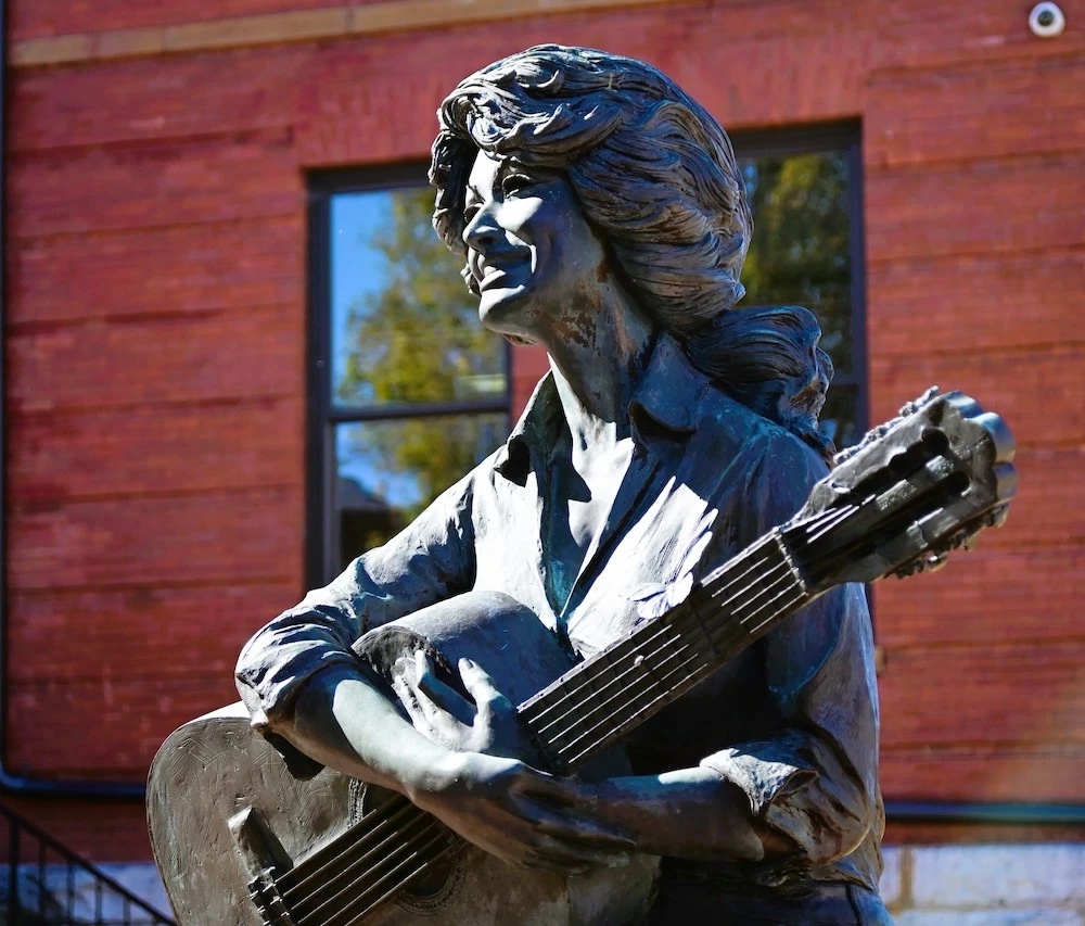 Visitor’s Guide to the Dolly Parton Statue in Sevierville TN